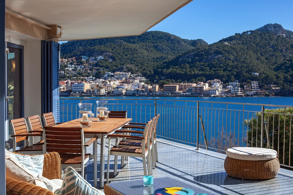 ESPECTACULAR VILLA EN PRIMERA LINEA CON MUELLE PRIVADO EN PUERTO ...