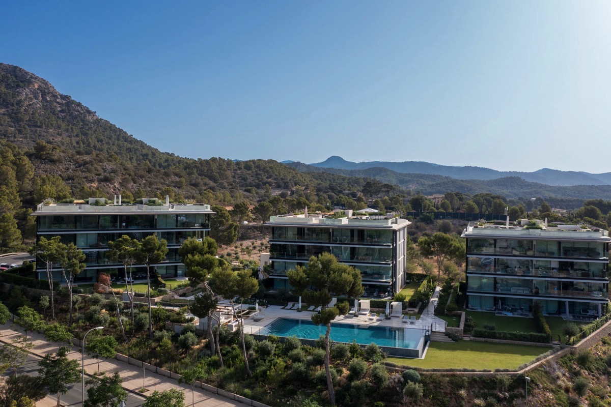 Ático contemporáneo con jacuzzi en la azotea y vistas al mar en Peguera ...